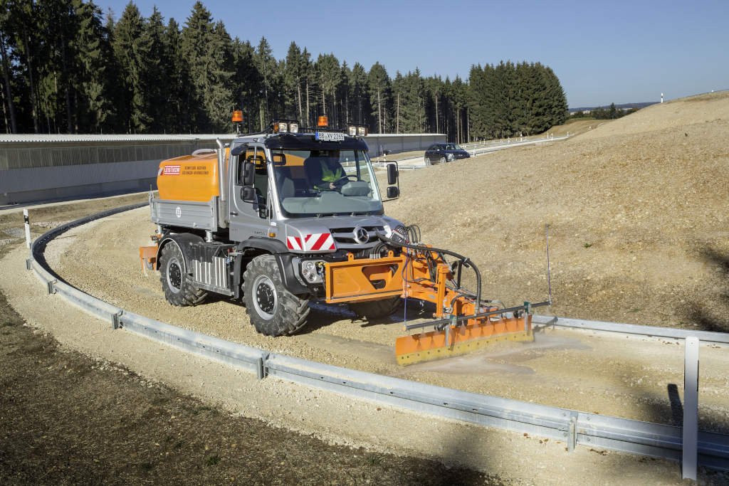Unimog helps maintain Daimler testing track - Alex Miedema