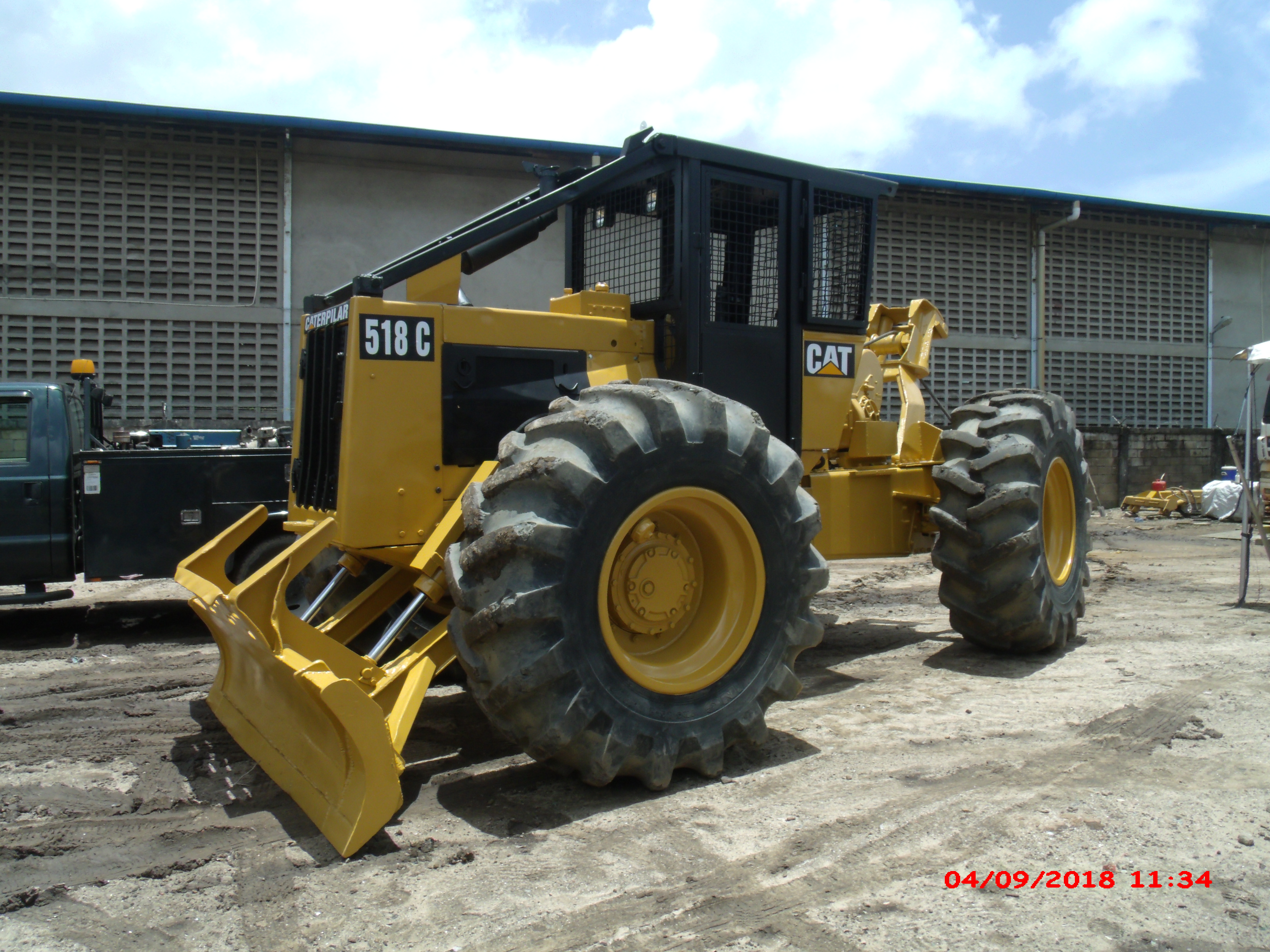Het afleveren van een CAT 518C Skidder - Twahier Rostamkhan