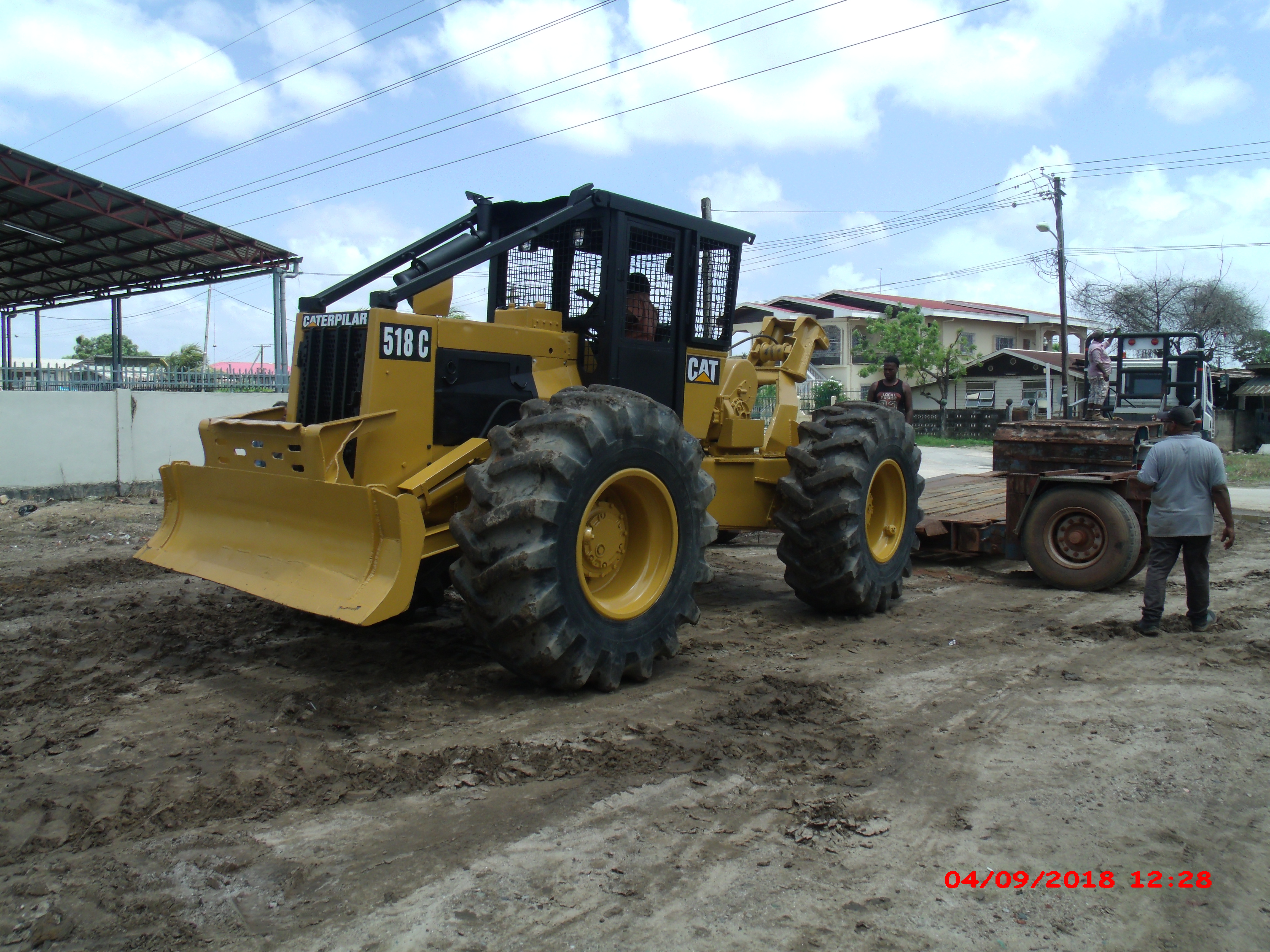 Het afleveren van een CAT 518C Skidder - Twahier Rostamkhan