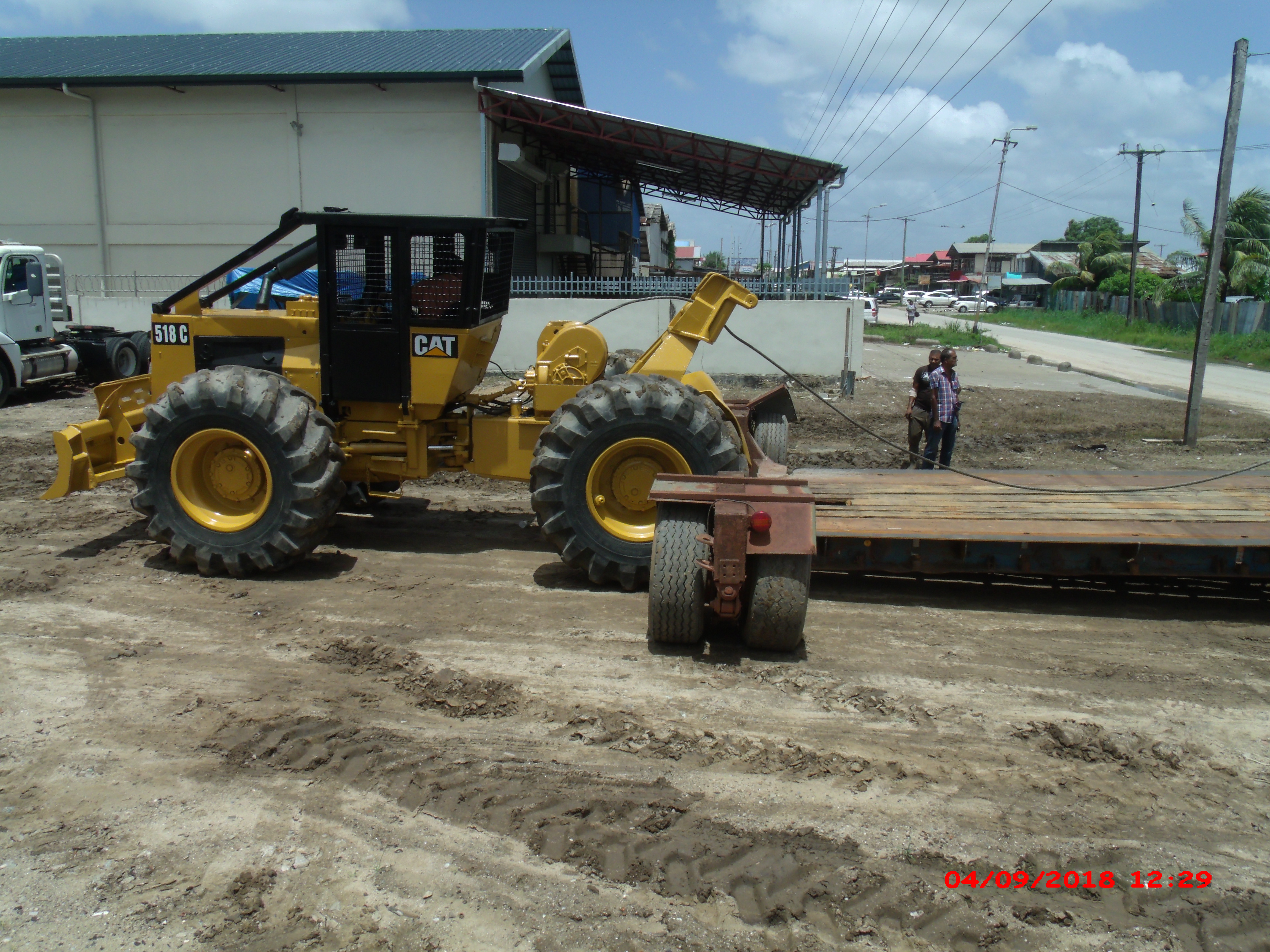 Het afleveren van een CAT 518C Skidder - Twahier Rostamkhan