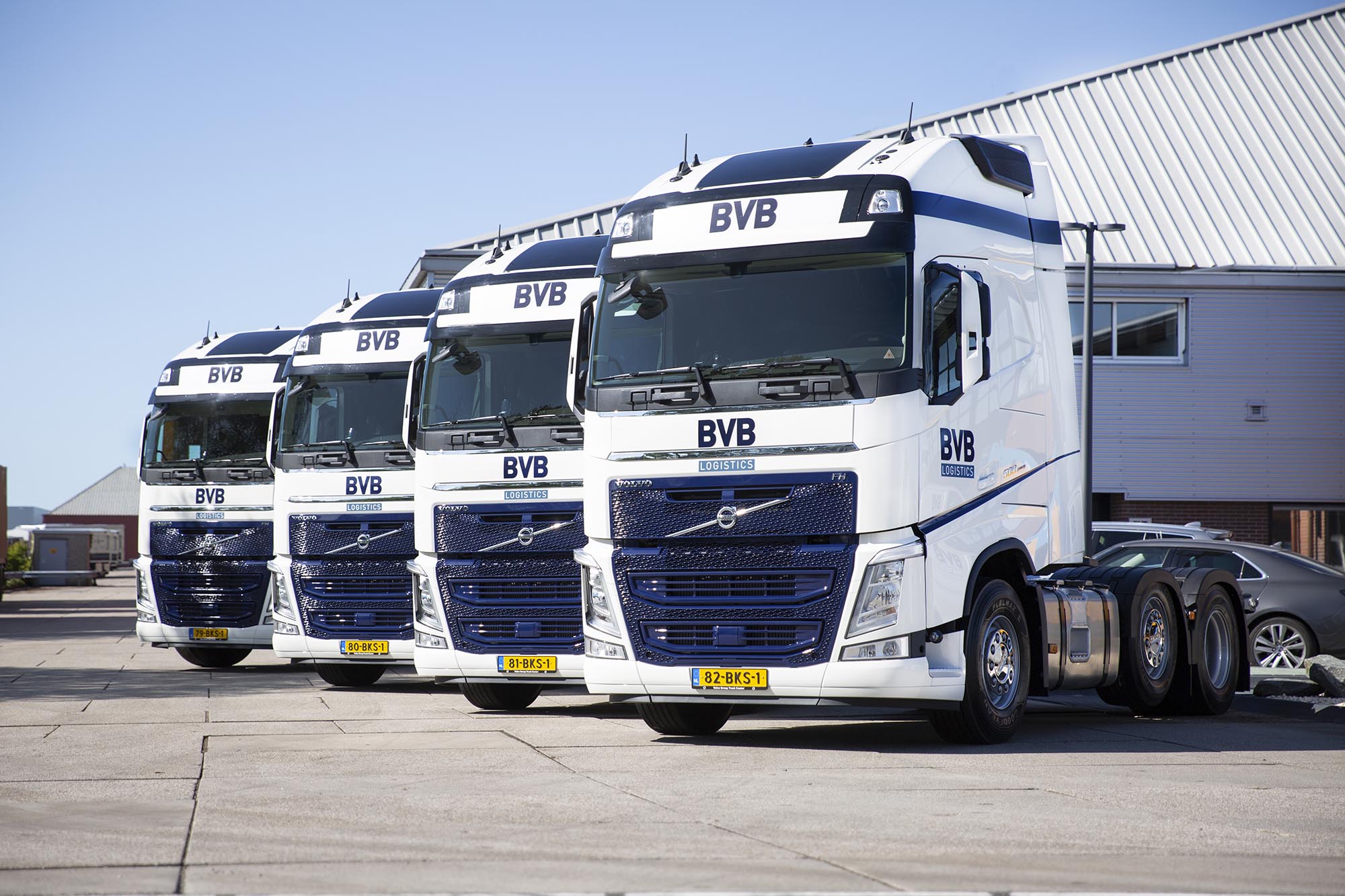 Vier Volvo FH 500 6x2 voorloopastrekkers voor BVB Logistics