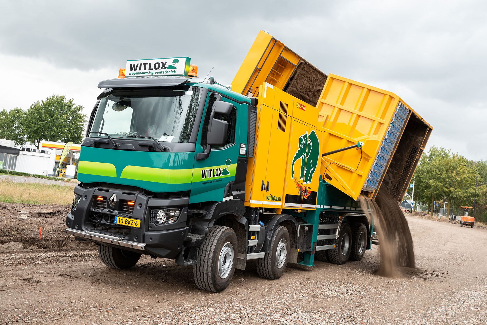 Renault K 8x4 zuigt grond voor Witlox - Alex Miedema