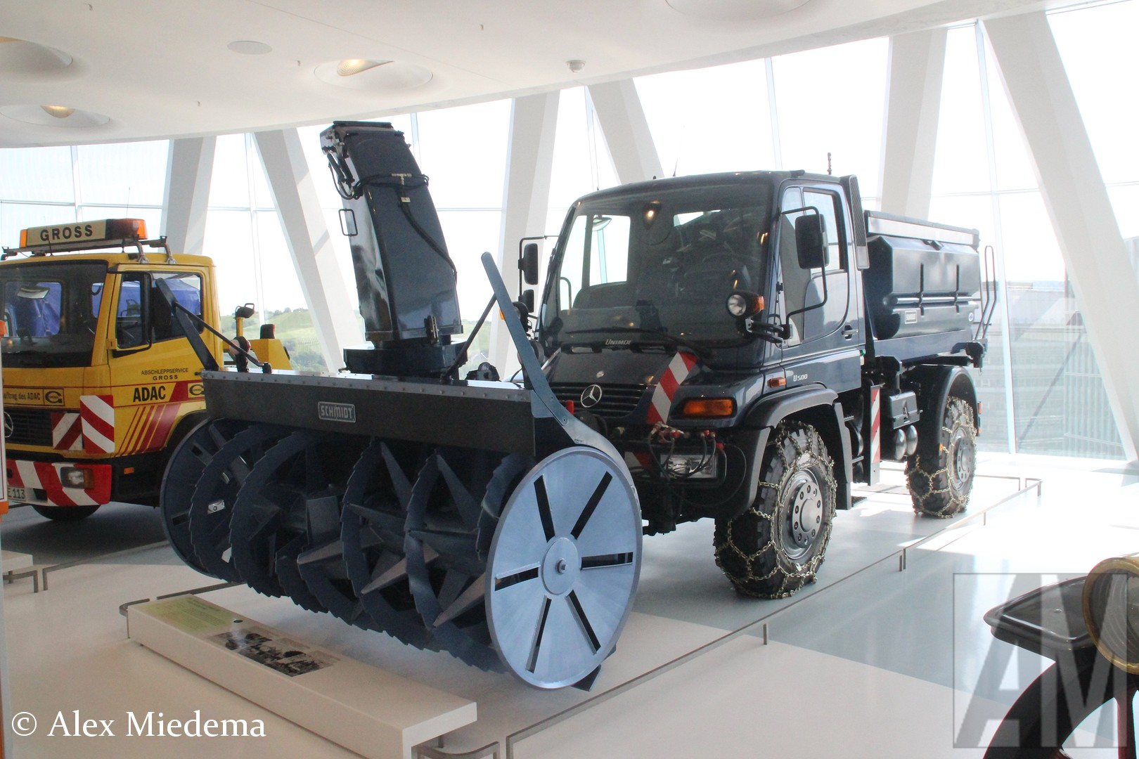 The universal solution against snow and icy roads: The Unimog U 500 ...
