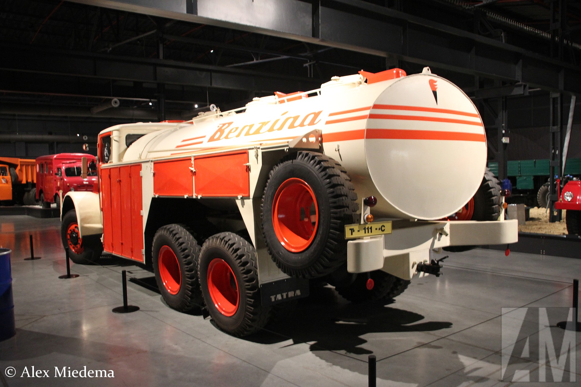 Een rondje om een Tatra T111C brandstoftanker - Alex Miedema